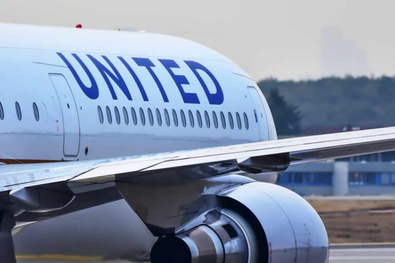 United Airlines Diverts After Shocking Cockpit Lunge | The ...